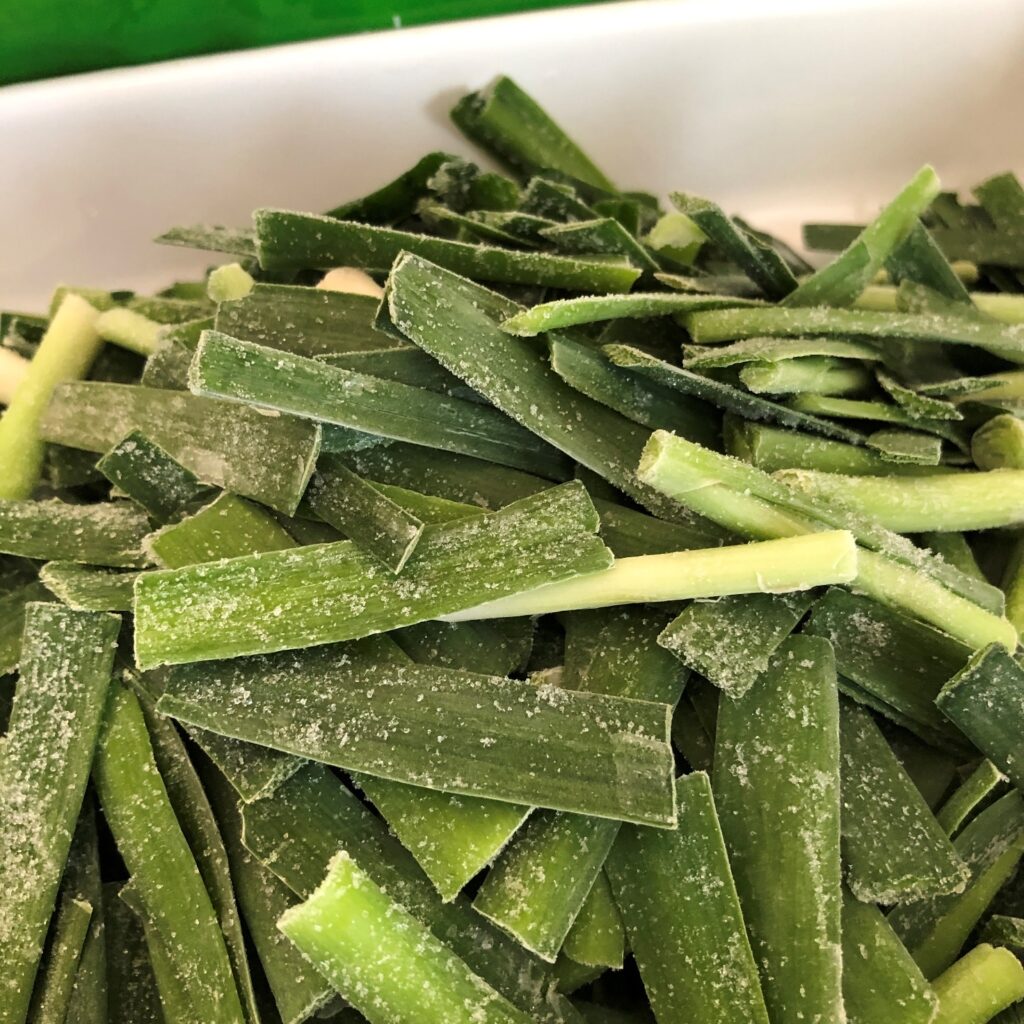 業務スーパーの冷凍ニラはカット済で使いやすい！炒め物や汁物におすすめ！ | 業スーおすすめブログ